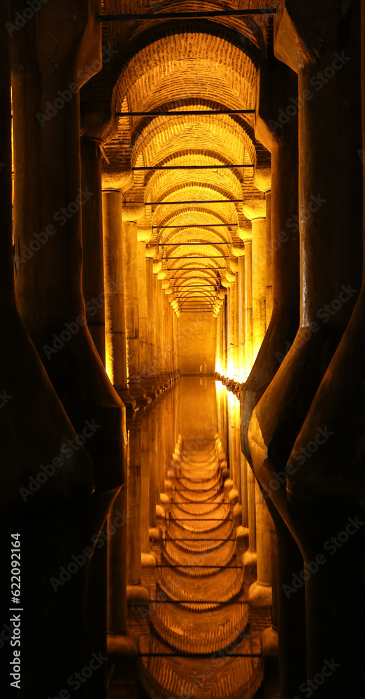 Foto Columns and water inside Basilica Cistern. The Basilica Cistern is ...