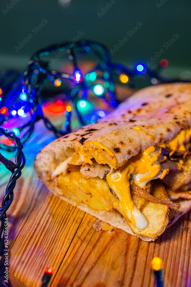 Panuozzo tradizionale napoletano con patate, porchetta e cheddar ...