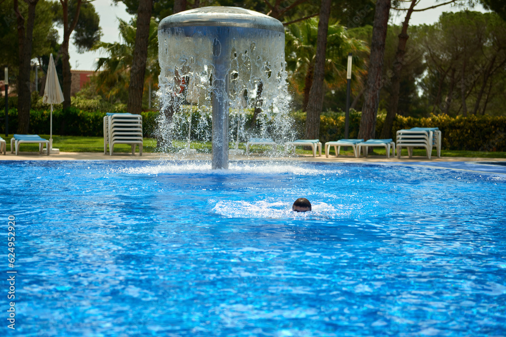 Stock-Foto „Fit swimmer training in the swimming pool. An overhead view ...