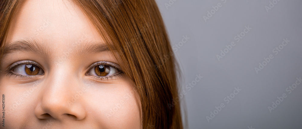 Foto de Stock Strabismus in children causes, treatment concept. Female ...