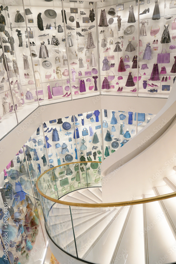 La Galerie Dior. Reconstruction of the iconic pieces of the Dior house ...