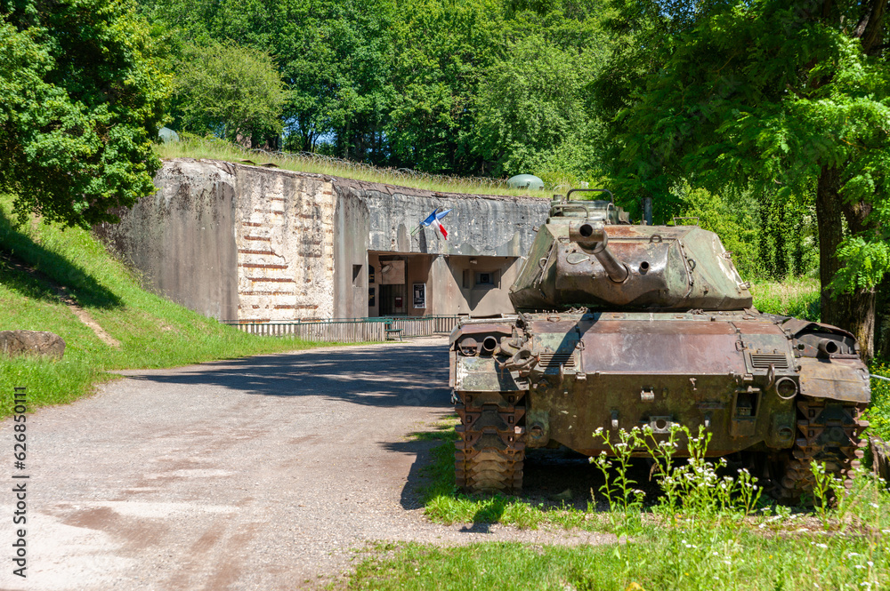 Bunker der ehemaligen Maginot Linie, hier der Munitionseingang des ...