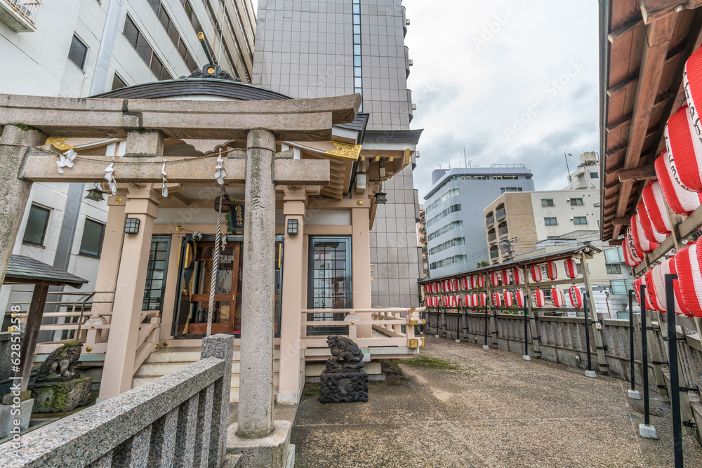 Foto de Stock Tokyo, Japan - August 17, 2017 : Kurumamachi Inari Jinja ...