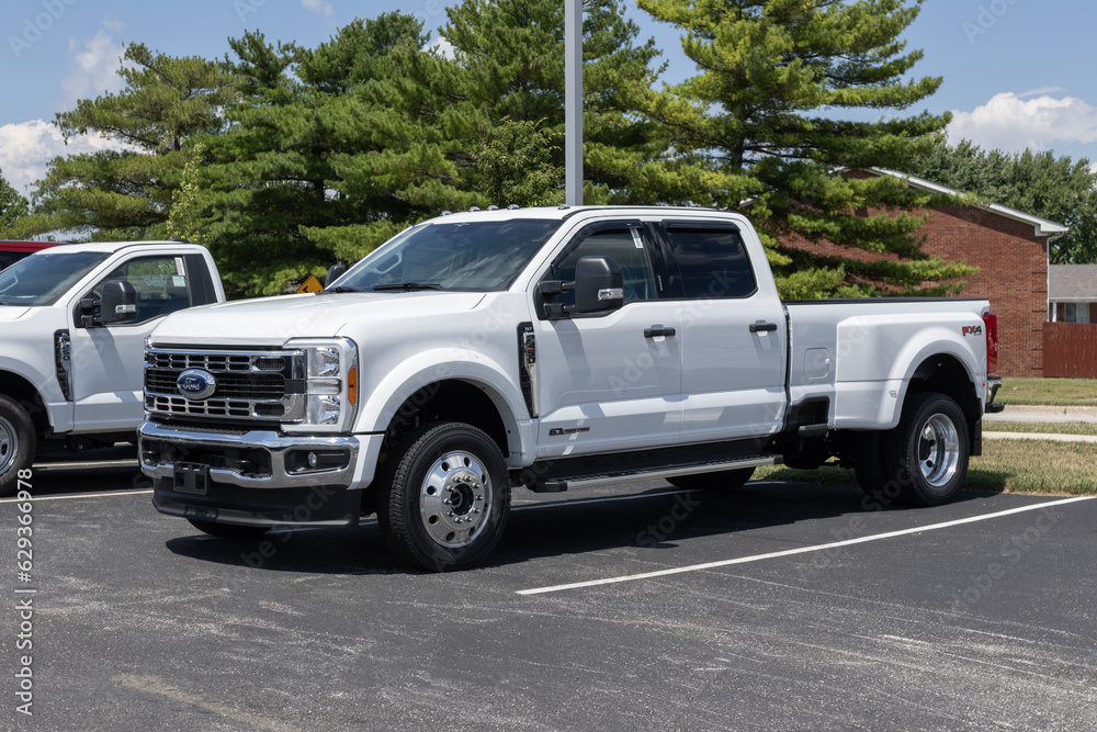 Foto de Stock Ford F-450 Super Duty 4X4 Crew Cab display. Ford offers ...
