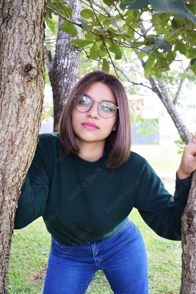 Chica Linda Usando Lentes Claros Rodeada De Naturaleza Verde Al Aire Libre Mujer Guatemalteca