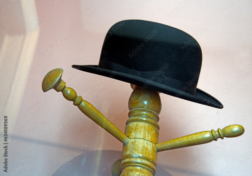 famous Magritte heat, appearing in his most symbolic paitings, interior ...