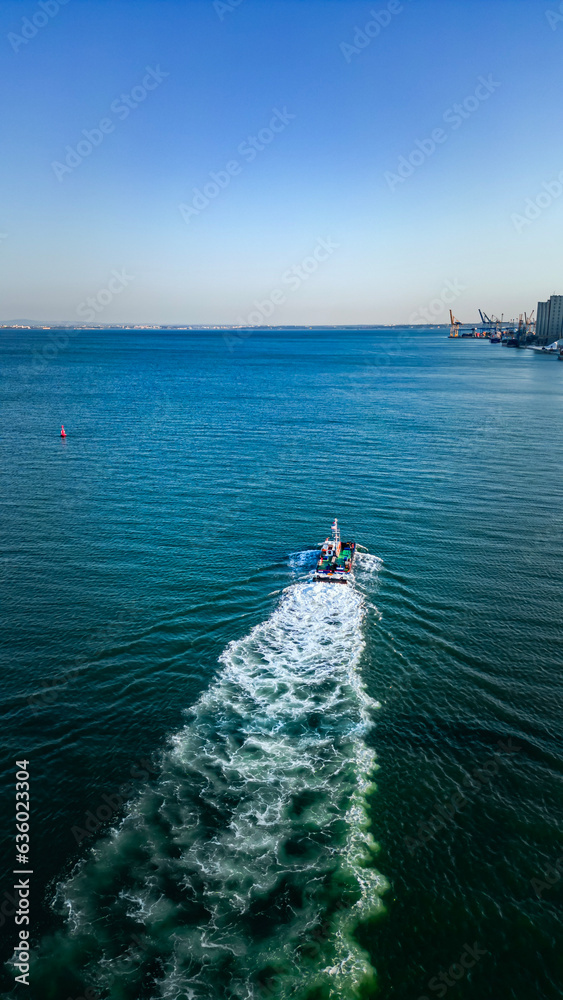 Foto Barco Rio Tejo Portugal Braço de Prata Cabo Ruivo Marvila Parque ...