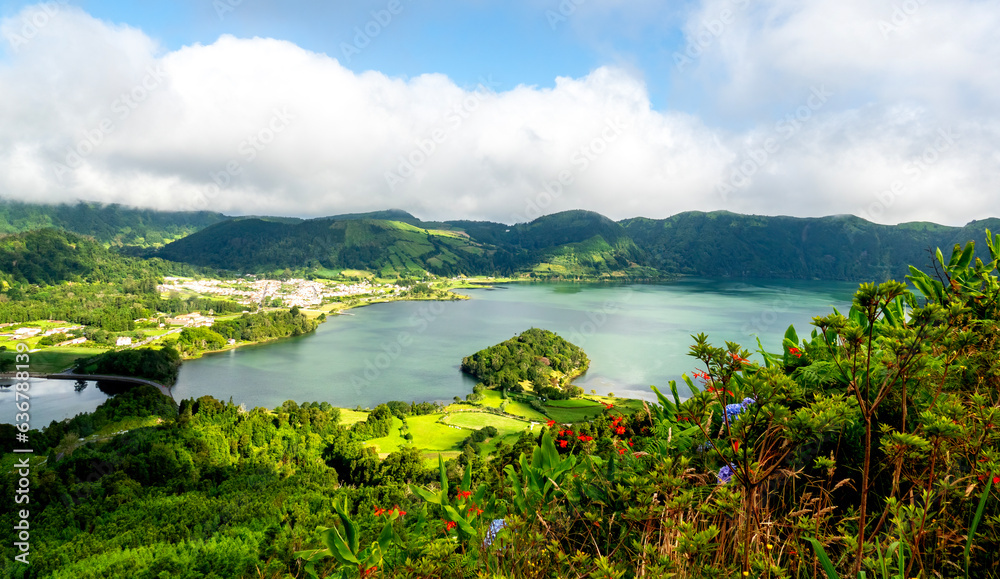 Foto de Stock Lago Azul da Lagoa das Sete Cidades na Ilha de São Miguel ...