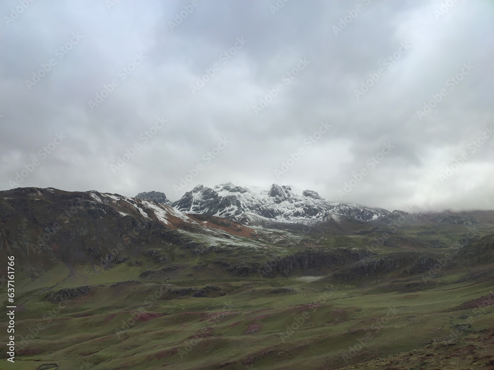 Nevado imponente entre nubes en altas montañas, pintando una escena ...