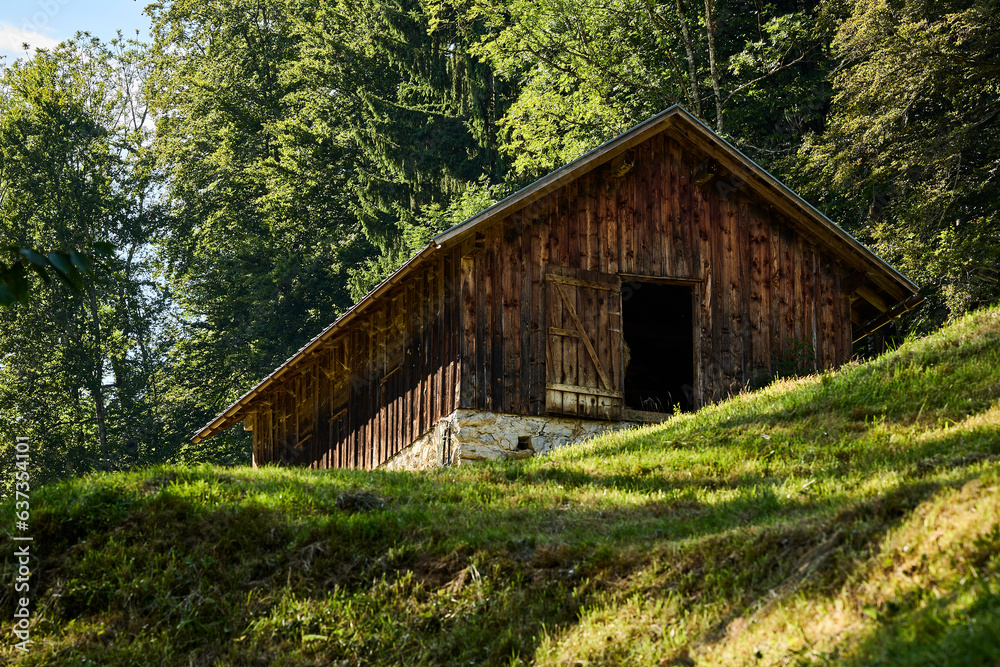 Alte Scheune aus Holz in den Bergen Stock Photo | Adobe Stock