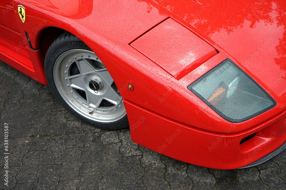 Scheinwerfer und Leichtmetallfelge des Ferrari F40 Supersportwagen der ...