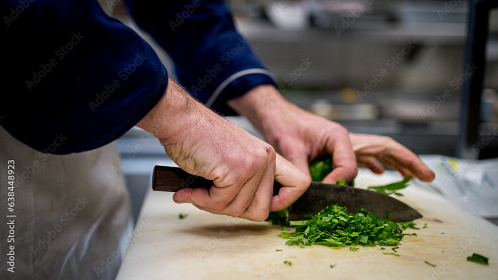préparation des légumes dans un restaurant taillage et épluchage Stock ...