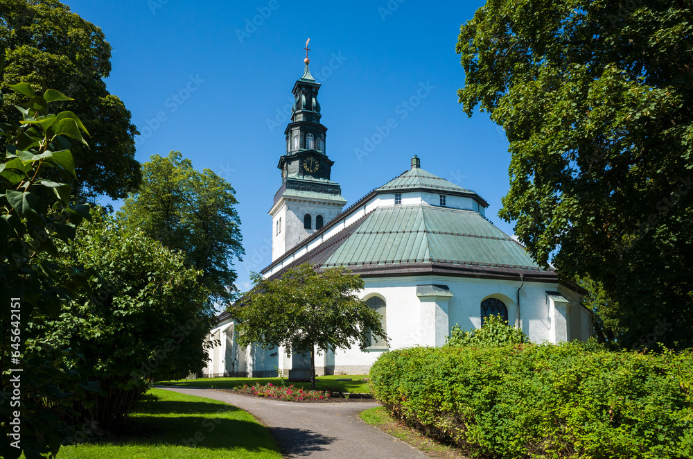 Stock-Foto „Köping church, white paint facade, copper-covered gable ...