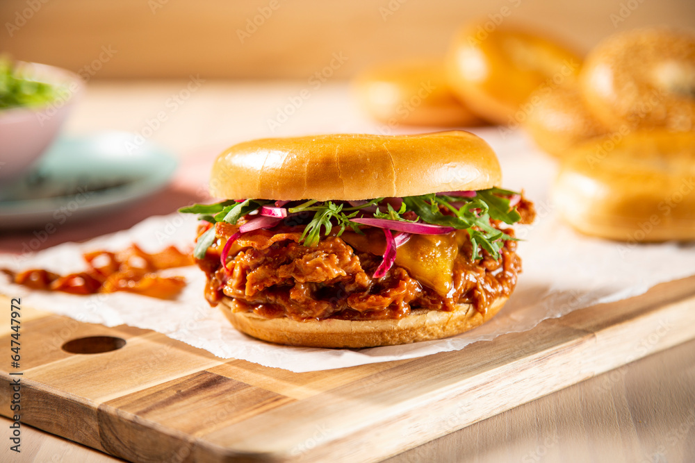 Bagels de pollo asado, pulled pork, jamón , queso, tomate, cebolla roja ...