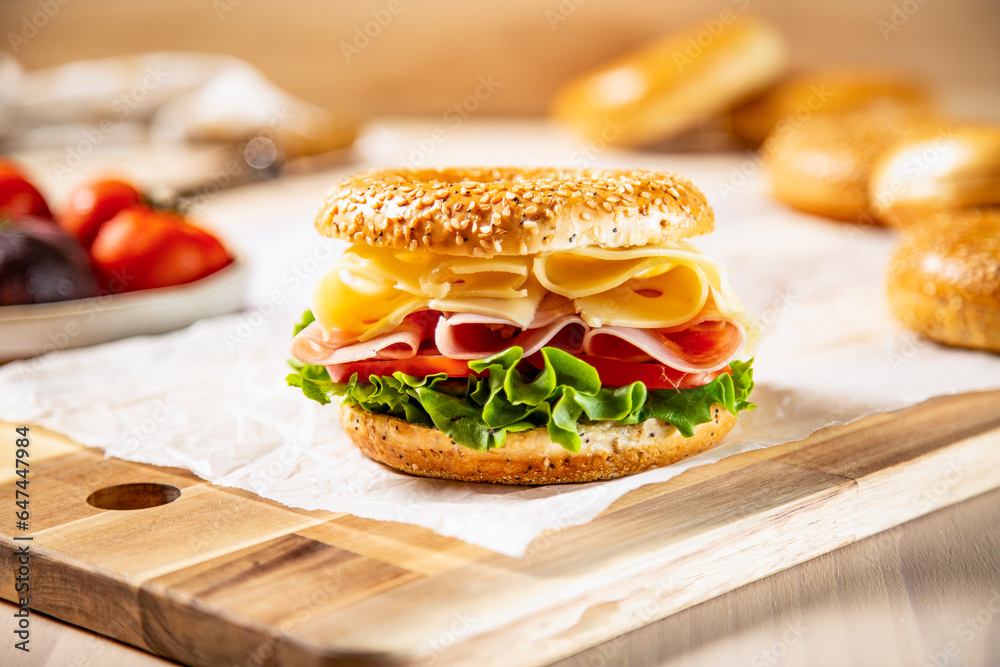 Bagels de pollo asado, pulled pork, jamón , queso, tomate, cebolla roja ...