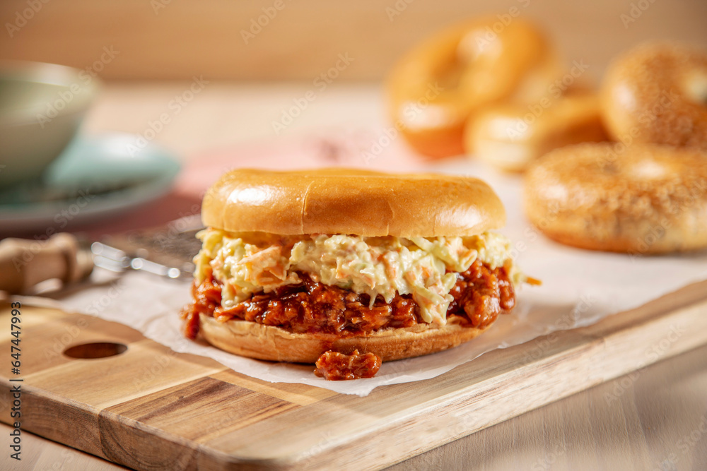 Bagels de pollo asado, pulled pork, jamón , queso, tomate, cebolla roja ...