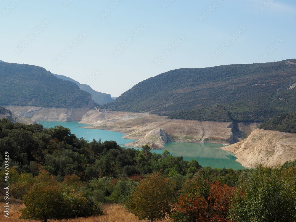 embalse de canelles a niveles mínimos de caudal en verano provocado por ...