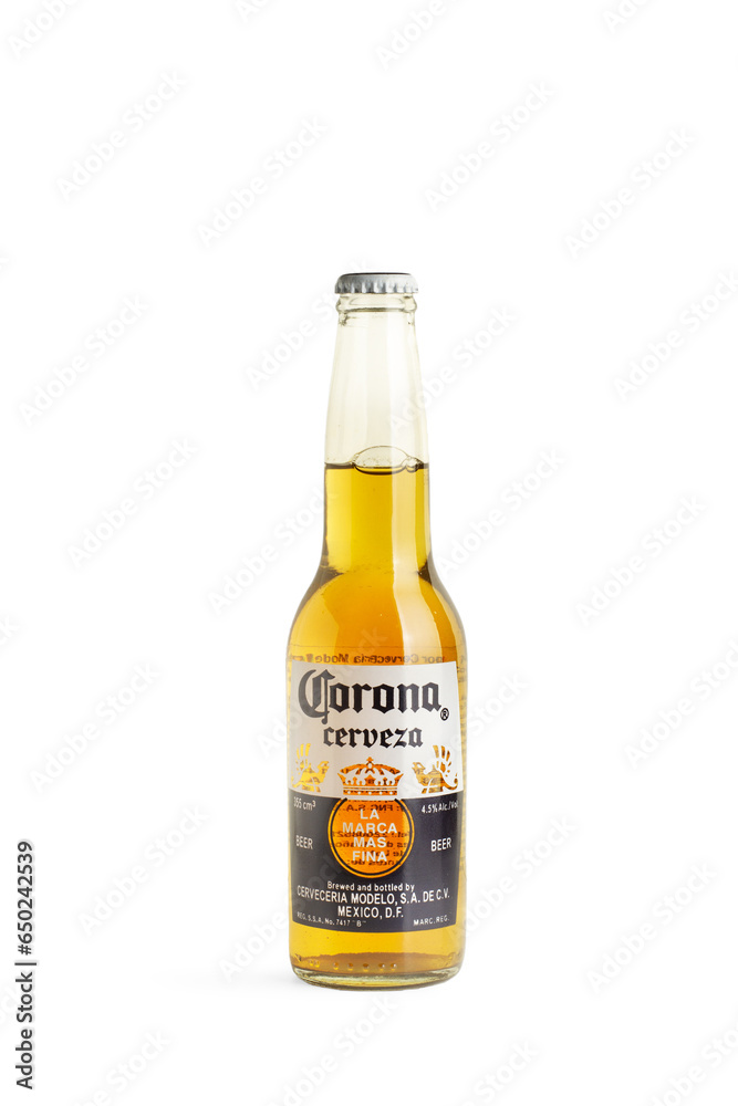 Una botella de cerveza Corona sobre un fondo blanco liso y aislado ...