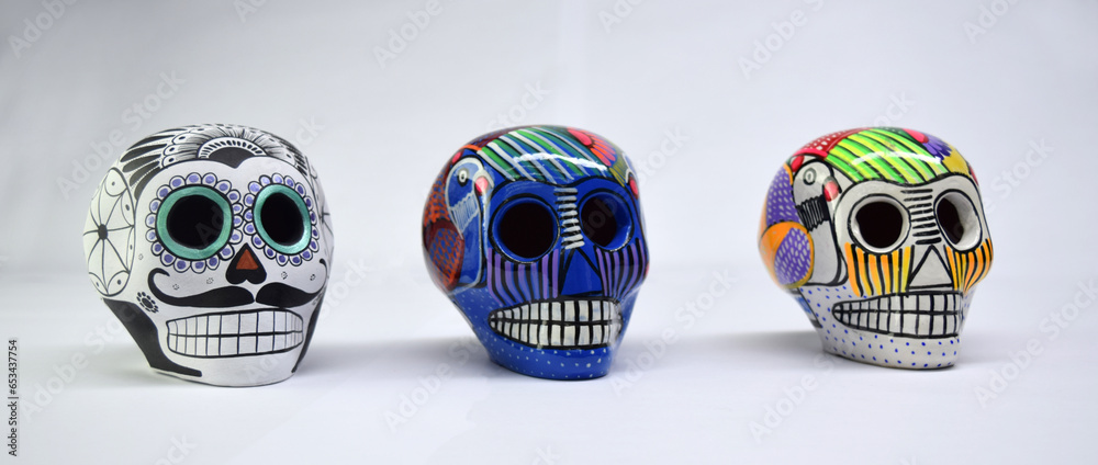 Vista frontal de 3 coloridos cráneos mexicanos, originarios de Oaxaca ...