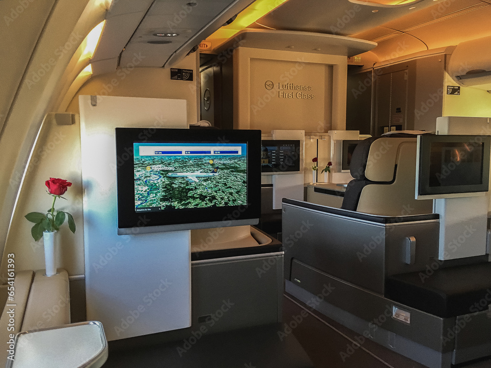 Stock-Foto „View into First Class cabin with single and double lie flat ...