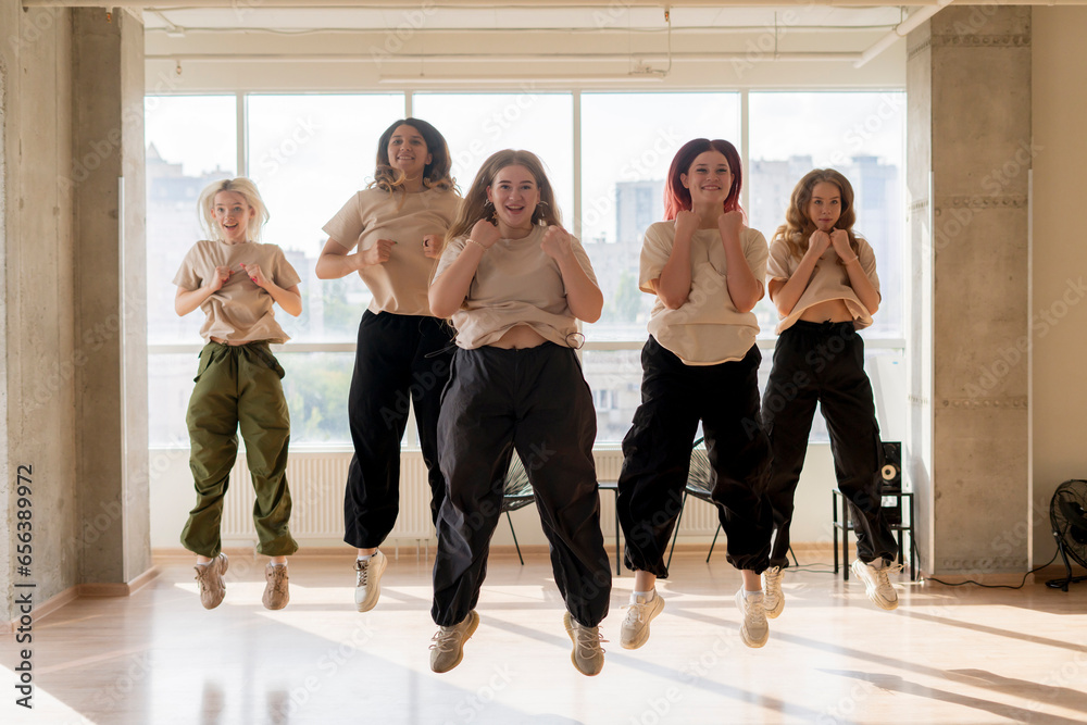 girls dancing crew in the gym jump in the air, choreo, synchrone moves ...