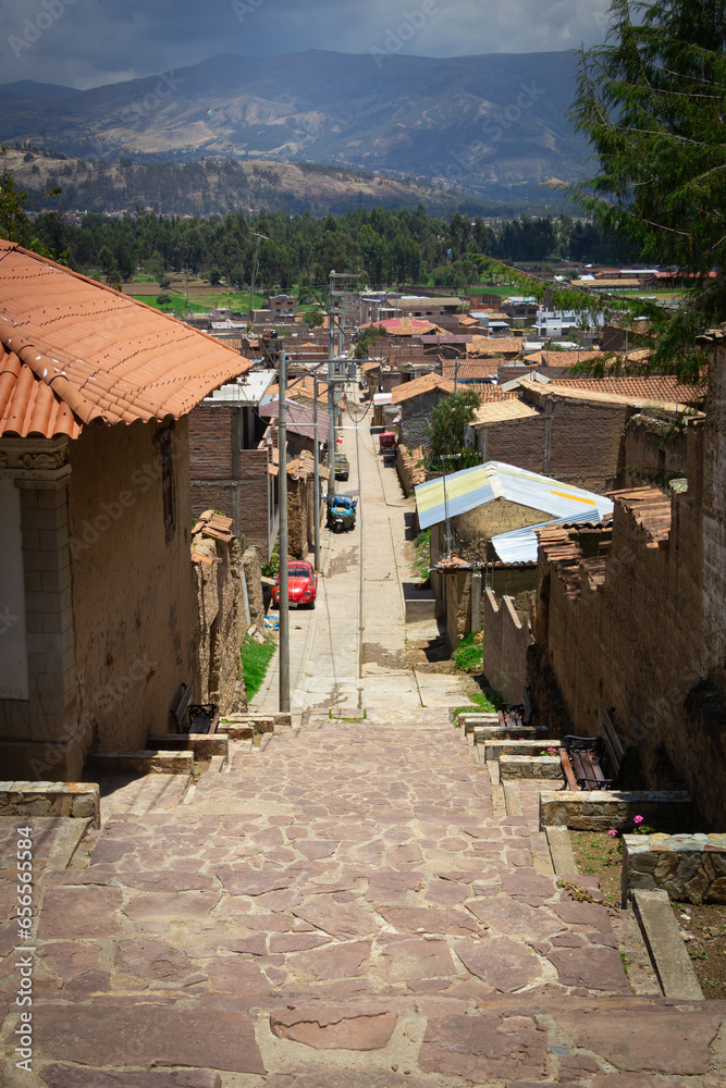 Calles de pueblo pequeño en el valle del Mantaro, en los andes, paredes ...