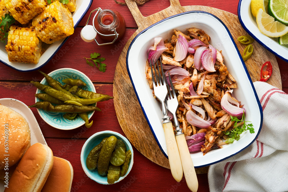 ภาพถ่าย Stock Pulled bbq chicken with baked onions on serving platter ...