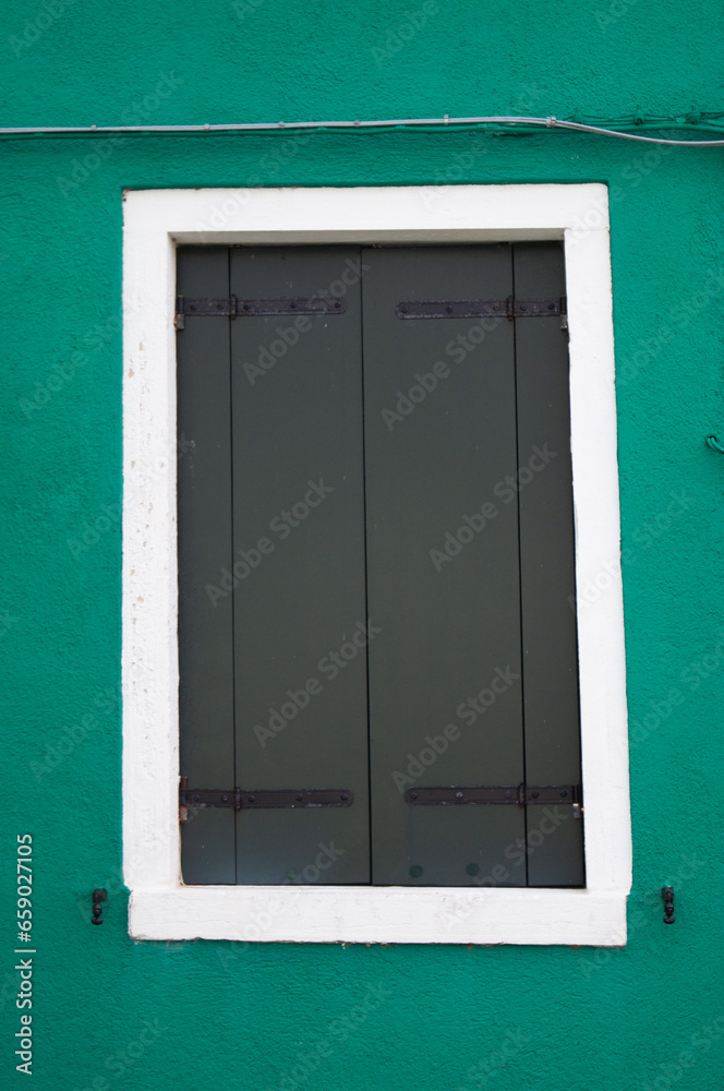 Colorful building on Burano island. Place to visit in Venice, Italy ...