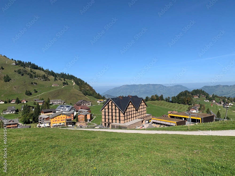 Aussicht auf Dorf Stoos mit Bergstation der Stoosbahn, Hotel und dem ...