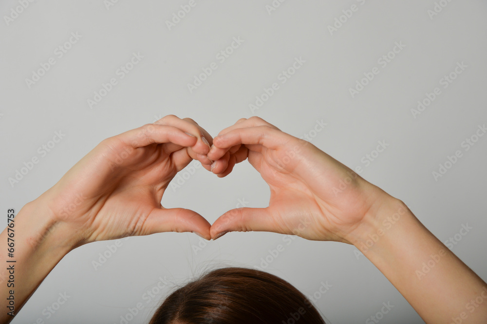 frau hand mann unerlannt zeigt mit der hand handzeichen zeigen zeichen ...