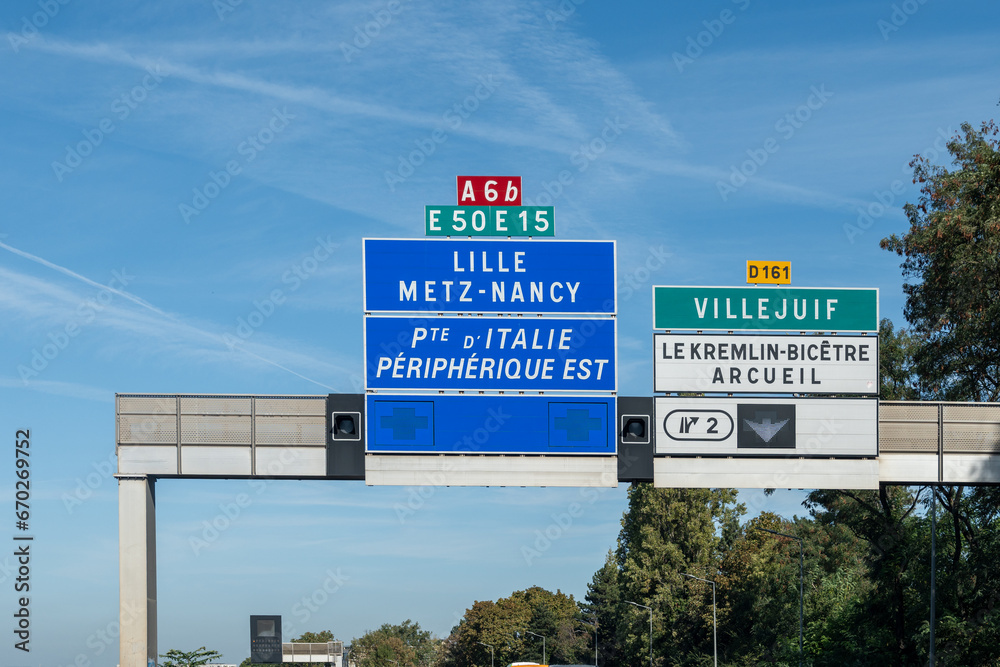 Highway road signs Paris, driving in heavy traffic on ring road of ...