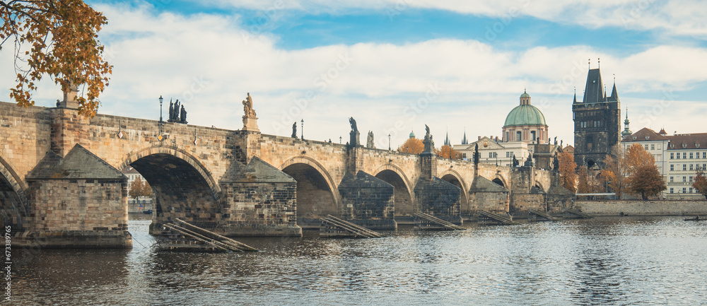 Stock-Foto „Le Pont Charles est le monument le plus célèbre de tout ...