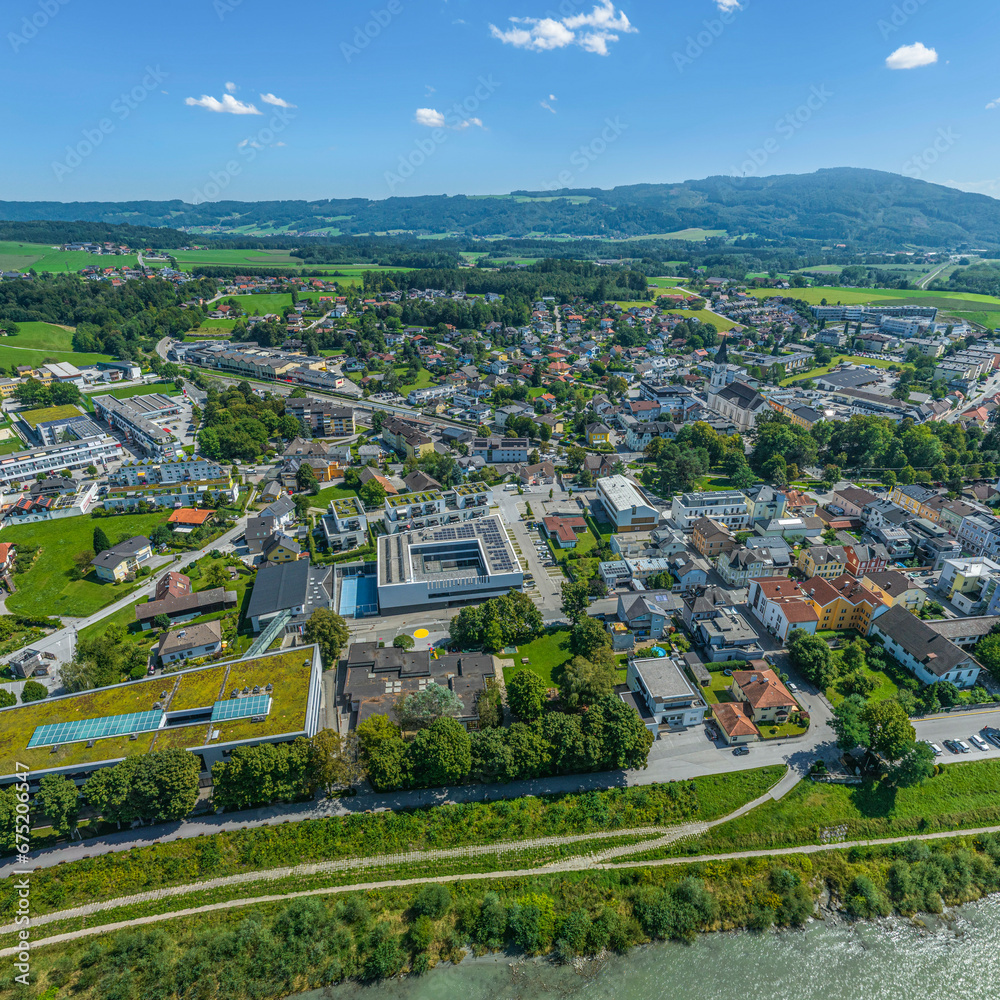 Die österreichische Grenzstadt Oberndorf bei Salzburg im Luftbild ...