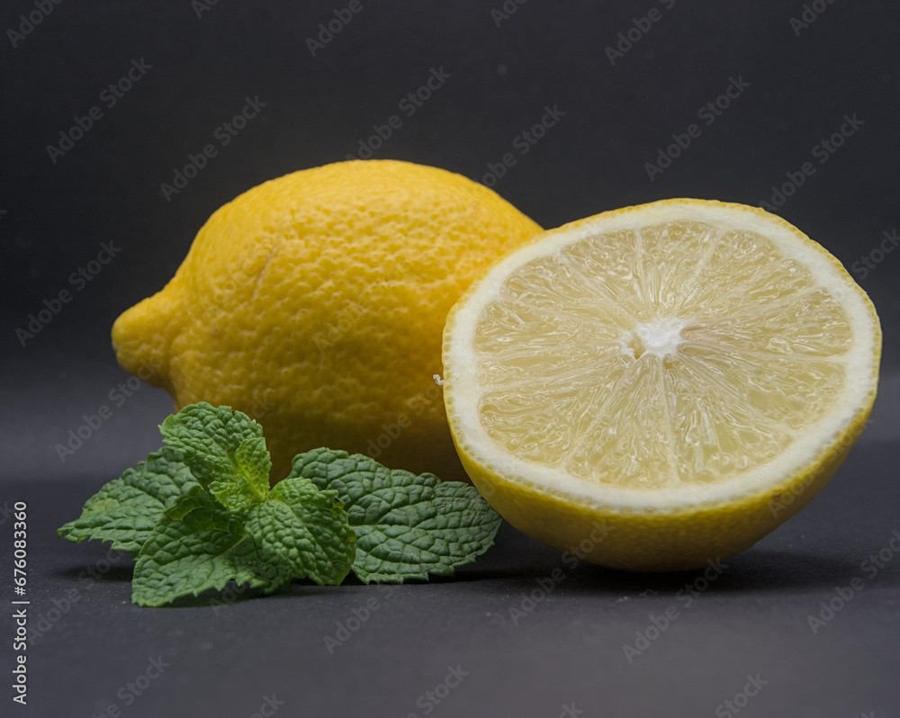 Foto de Stock Una pieza de limon entera, otra cortada por la mitad con ...