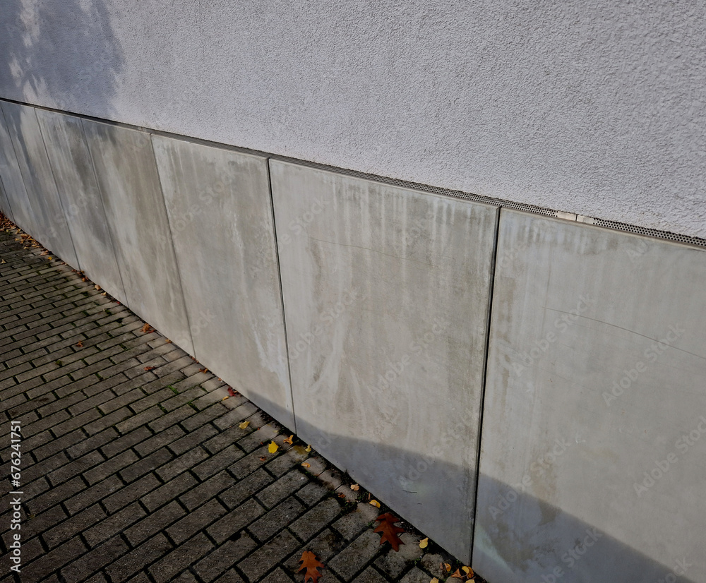 Fotografia do Stock cladding of the house consists of concrete slabs ...