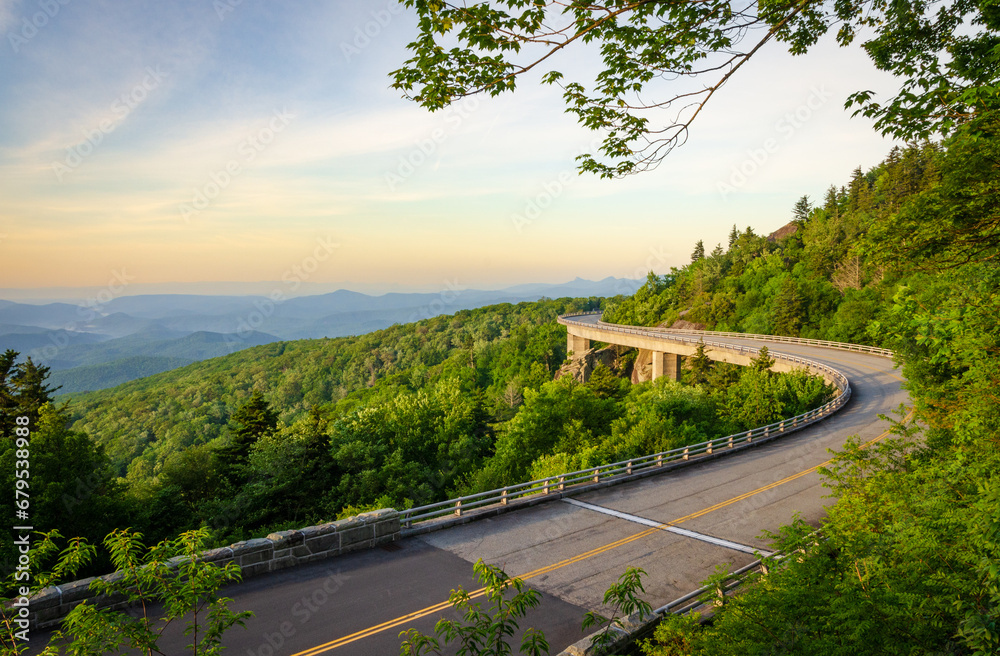 Blue Ridge Parkway, Famous Road linking Shenandoah National Park to ...