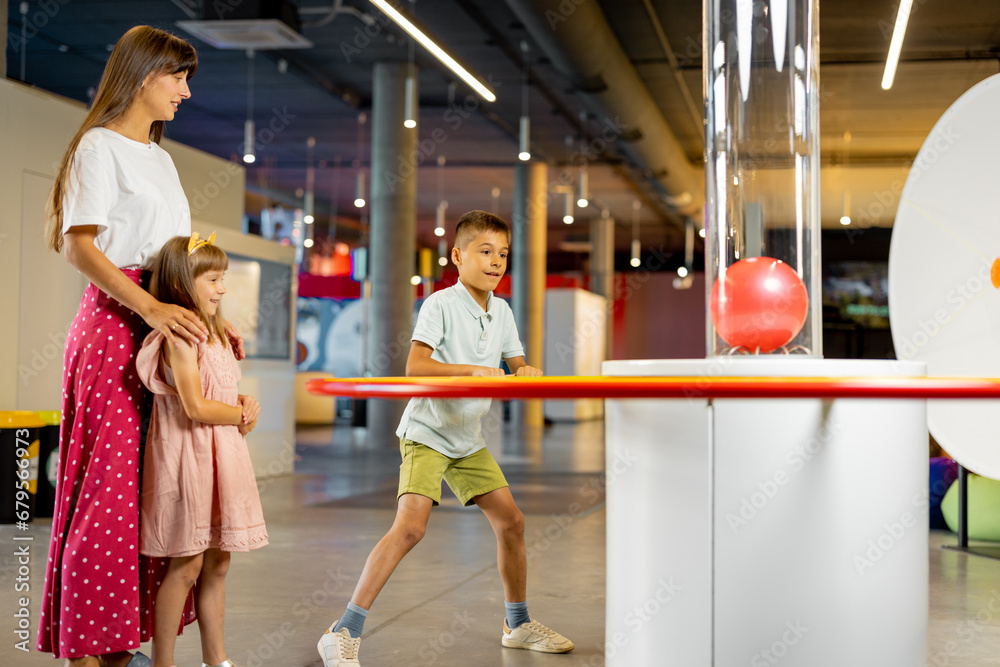 Foto de Stock Mom with kids learn physics interactively on a model that ...