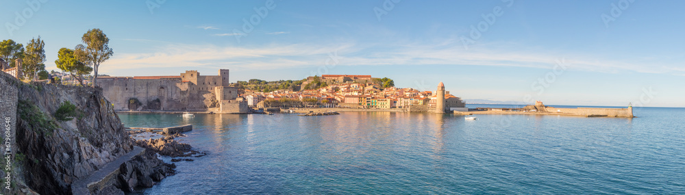 Collioure (66190), dans les Pyrénées Orientales, France . Panorama de l ...