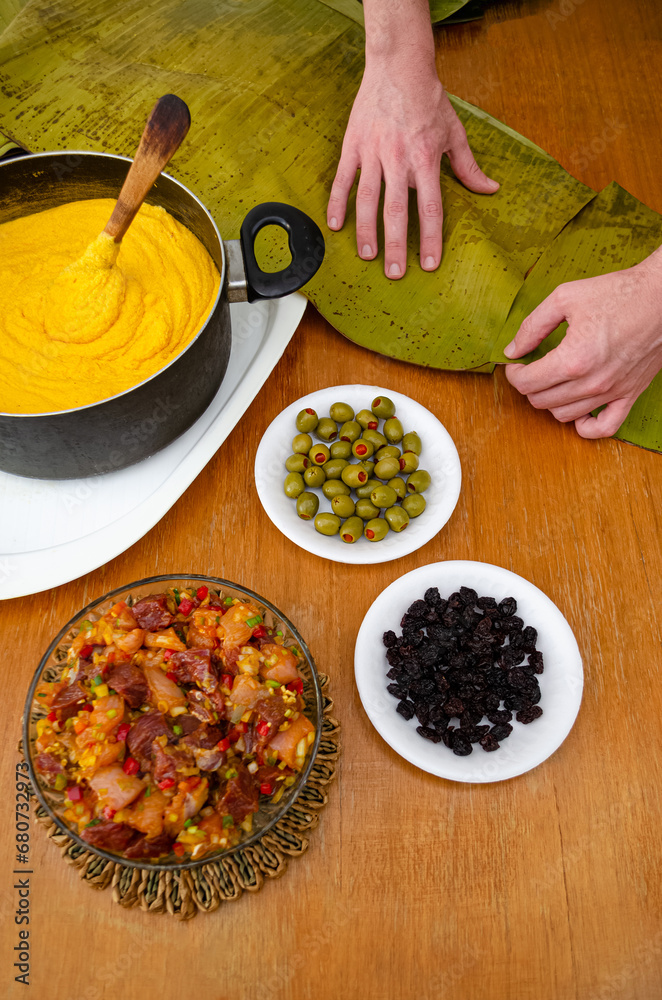 Foto de Stock Manos preparando las hojas de plátanos para armar las ...