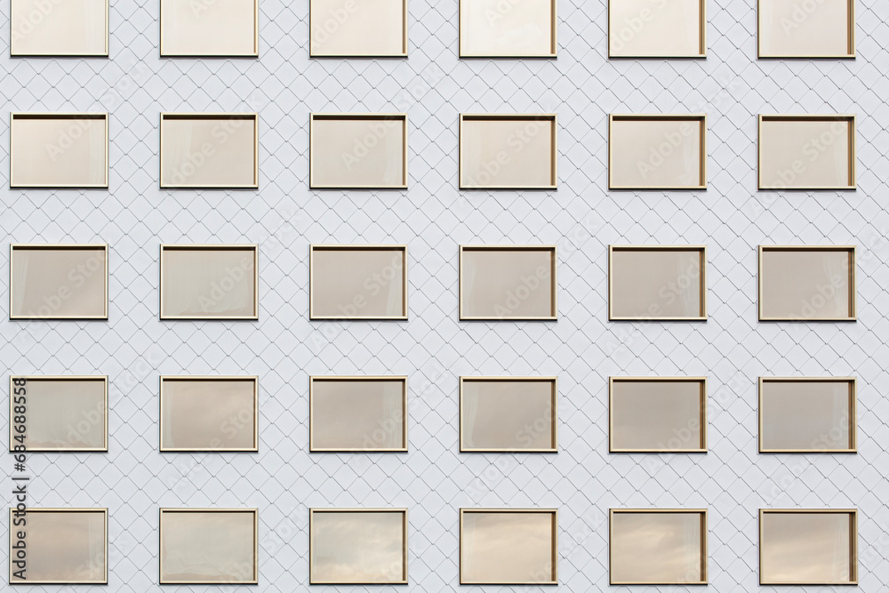 Foto de Stock Moderne Fassade mit goldenen Fensterrahmen und weißen ...