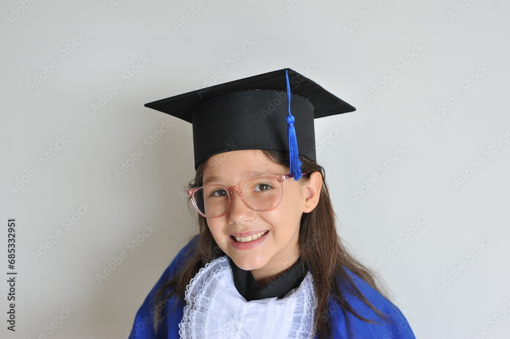 Photo Stock formanda infantil com beca e capelo uniforme de formatura ...