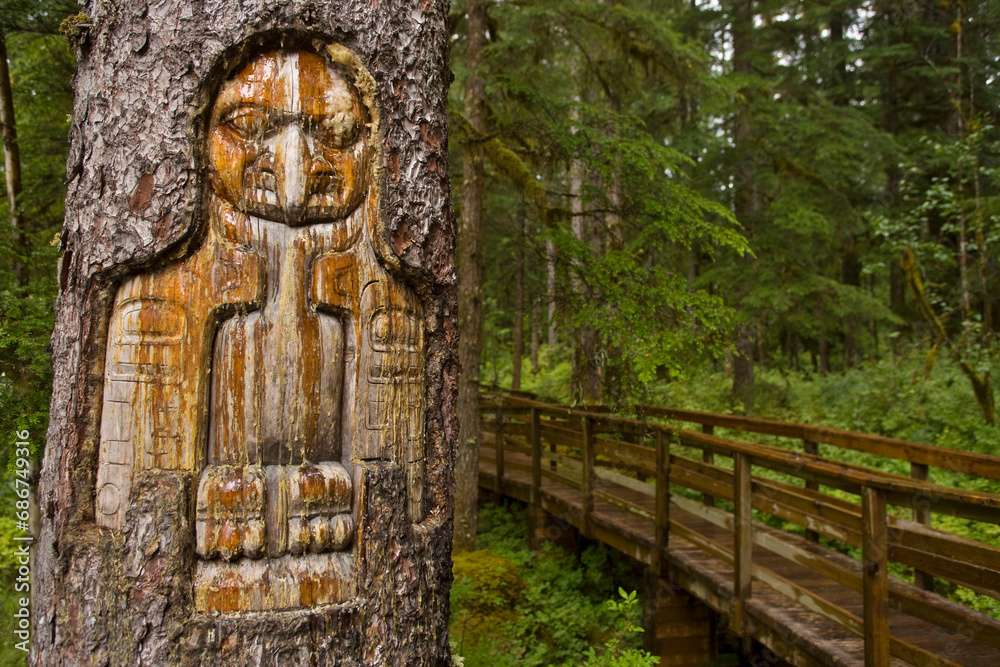 Tree trunk carved by a Native American artist at Bartlett Cove in ...