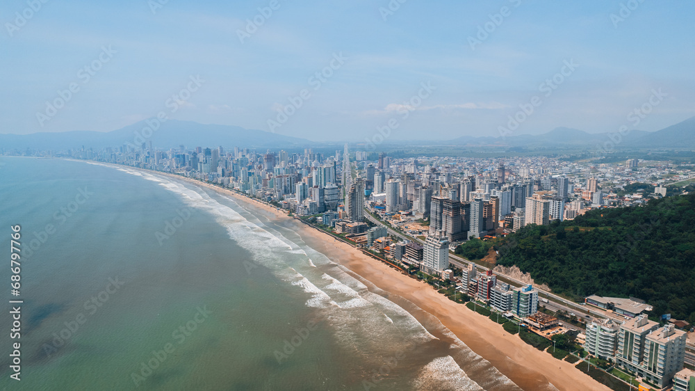 Foto aérea 4k das praias de Itapema Centro e Meia Praia no litoral de ...