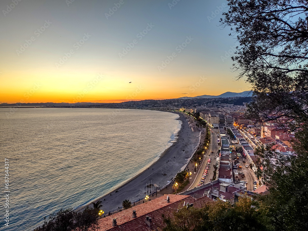 Photo Stock Coucher de soleil sur la baie des anges à Nice, perle de la ...