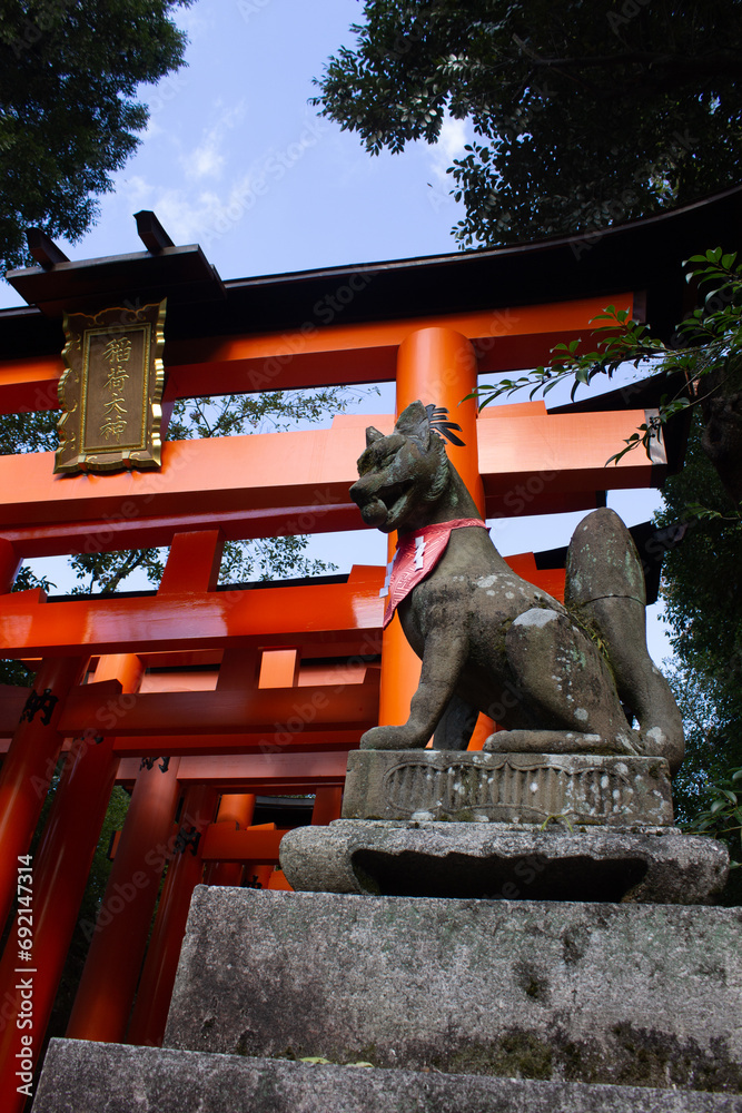 Imagen de un Kitsune de Inari protegiendo la entrada de puerta ...