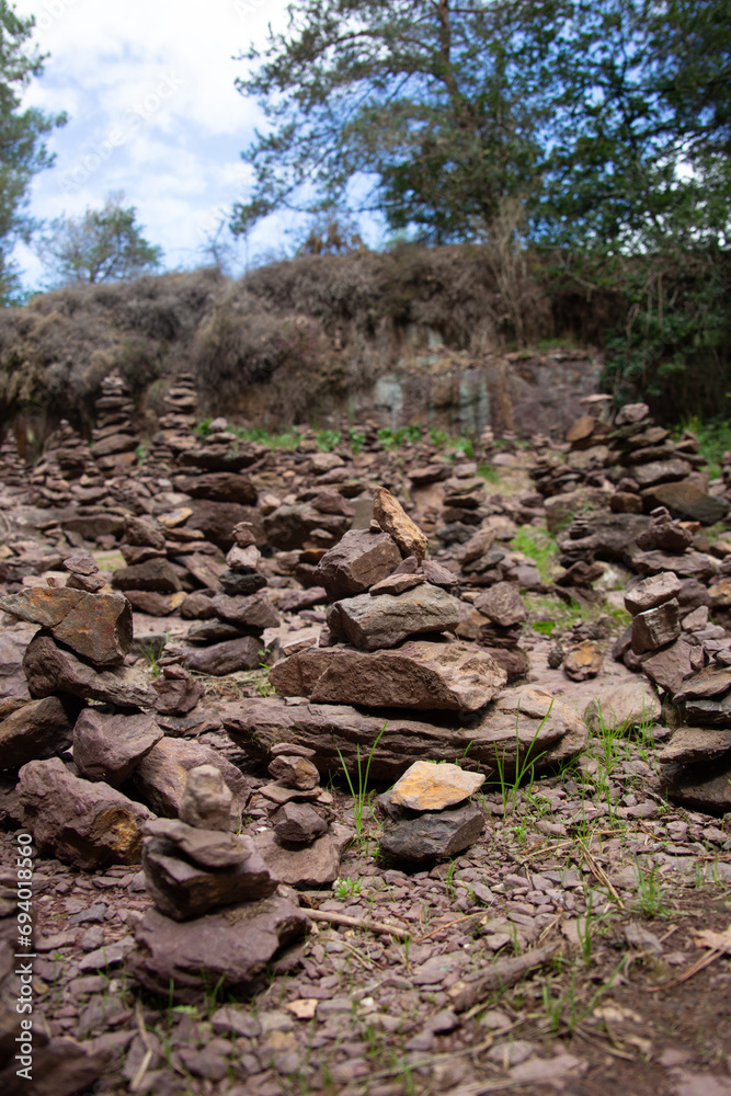 Photo Stock Fitas small piles of stacked flat stones ancient symbols of ...