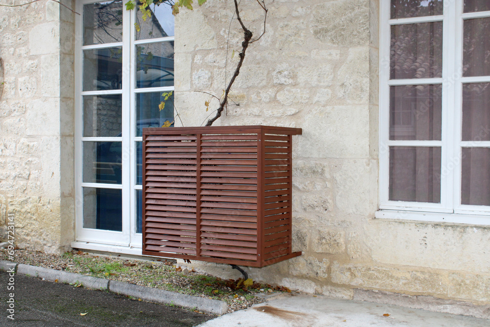 Foto de Stock Habillage bois d'un climatiseur extérieur, cache groupe ...