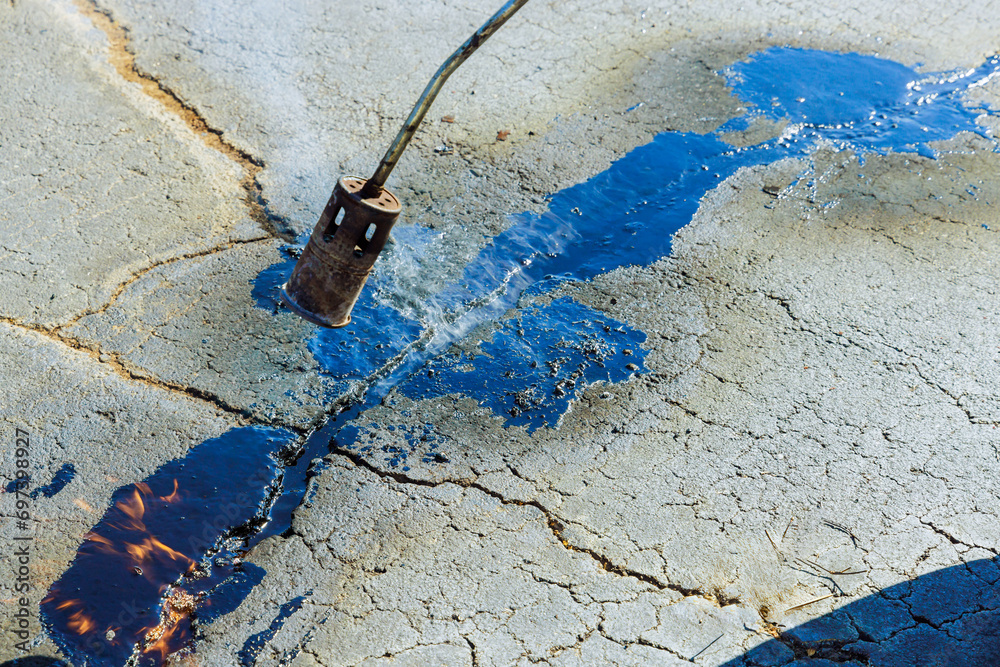In order to repair asphalt cracks with bitumen emulsion joint seal ...