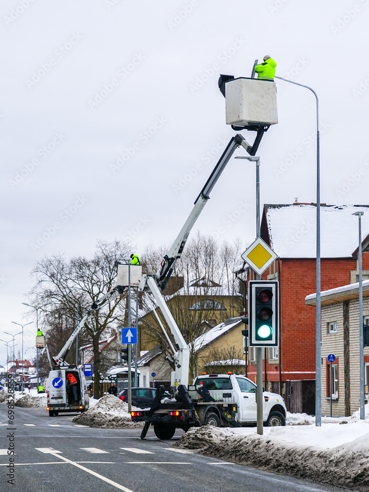 Assembly of LED street lamps using mobile hydraulic lifting platform ...
