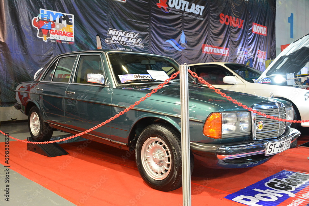 Mercedes benz w123 200g at Manila Auto Salon in Pasay, Philippines ...